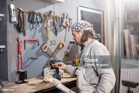 핸디맨은 내부를 개조 고정 및 리모델링 도구를 가진 작업 사람 건설 산업에 대한 스톡 사진 및 기타 이미지 건설 산업 건설 장비 건축자재 Istock