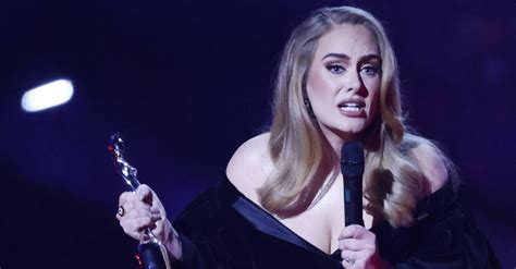 Adele Waarschuwt Fans Ik Vermoord Je Als Je Iets Op Podium Gooit Shownieuws
