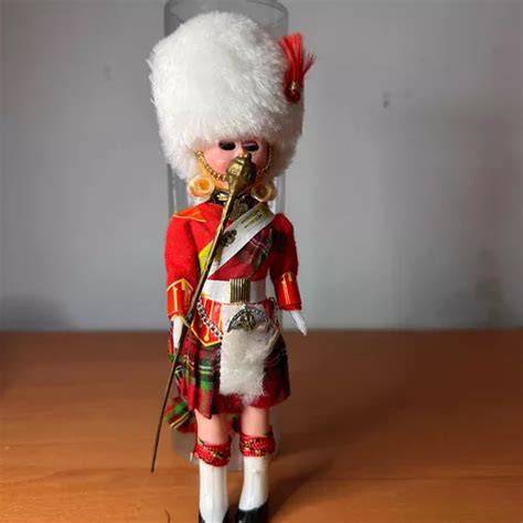 Antigua Mu Eca Celuloide Sololoy Guardia Brit Nica Meses Sin Inter S