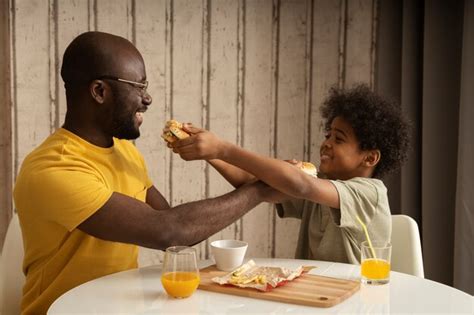 Pai E Filho Comendo Hamburguer Imagens Download Grátis No Freepik