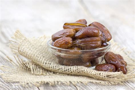 Datteri Secchi In Una Ciotola Immagine Stock Immagine Di Alimento