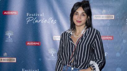 Camélia Jordana Sexy Elle Pose Nue Sous Une Veste Au Maxi Décolleté