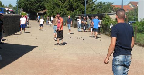 Boulange Un Concours De Pétanque Ensoleillé