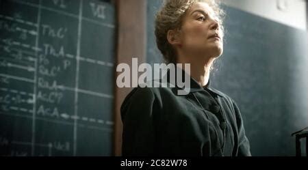 Radioactive Rosamund Pike As Marie Curie 2019 © Amazon Courtesy Everett Collection Stock