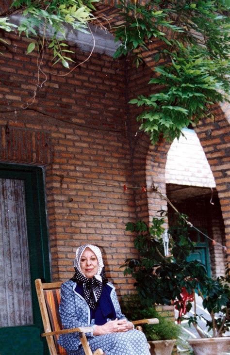 عکس سیمین دانشور در حیاط منزل شخصی اش در تهران؛ دهه ۷۰