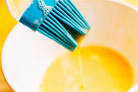 달걀 흰자를 모으고 페이스트리 컨셉을 하고 달걀 흰자를 곁들인 페인팅을 위한 푸드 브러쉬 페이스트리 브러쉬 달걀에 대한 스톡 사진 및 기타 이미지 Istock