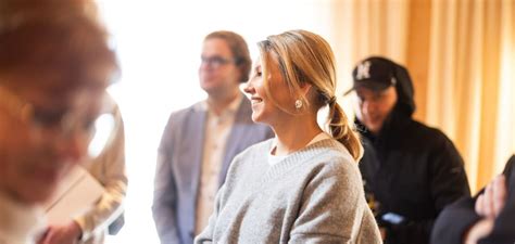 Олена Зеленська показала розслаблений образ із светром і пальто фото Oboz Ua