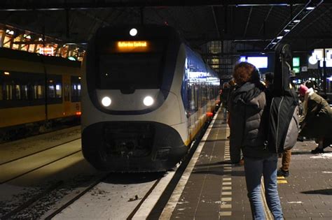 기차 지연 눈 폭풍 암스테르담 중앙 기차역 대기하는 사람들 네덜란드 서유럽 2021년에 대한 스톡 사진 및 기타 이미지