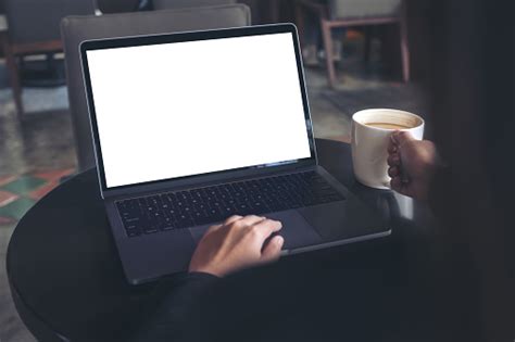 비즈니스 여자 사용 하 고 카페에서 커피를 마시는 동안 빈 흰색 화면으로 노트북에 입력의 이랑 이미지 개념에 대한 스톡 사진 및 기타 이미지 Istock