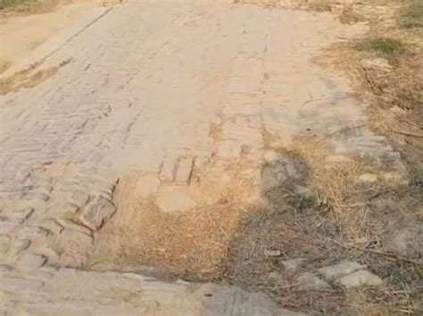 Gabhairampur Gahombar Khadanja Road Turned Into Potholes गभैरमपुर गहोंबर खड़ंजा मार्ग गड्ढों