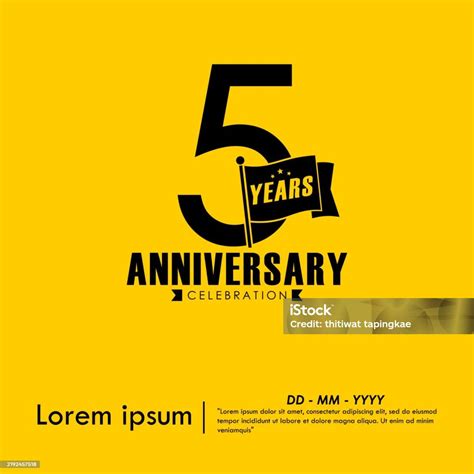 창립 5 주년 기념 엠블럼 기념일 로고는 노란색 배경에 깃대와 고립되어 있습니다 웹 전단지 포스터 인사말 카드에 대 한 벡터 일러스트 레이 션 템플릿 디자인 5에 대한 스톡