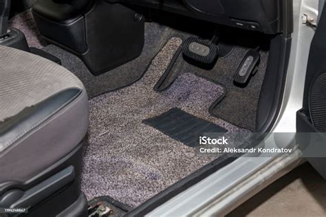 드라이 클리닝 전에 세부 차량에 대한 작업장에서 가스 페달과 브레이크 회색 카펫의 더러운 자동차 바닥 매트 자동차 서비스 산업