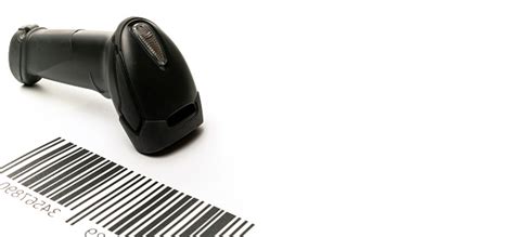 바코드 스캐닝 창고용 레이저 스캐너를 판독합니다 흰색 배경에서 격리된 소매 라벨 바코드 스캔 창고 재고 관리 바코드에 대한 스톡