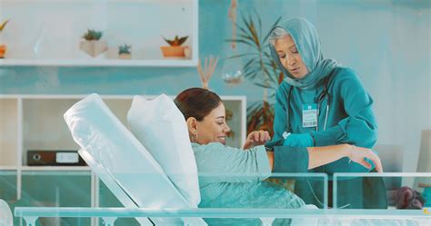 의사 환자 및 건강 모니터링 심장 및 병원에서 검진을위한 혈압의 침대 출산 클리닉 상담을 위해 고혈압 예약에 의료 간호사가있는 임산부 고혈압의에 대한 스톡 사진 및 기타