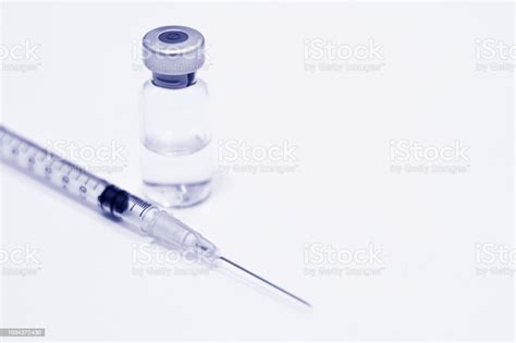 약물 또는 백신 1 Ml 바늘 고립 된 화이트 배경에 블루 톤 컬러와 플라스틱 주사기의 유리병 주사기에 대한 스톡 사진 및 기타 이미지 Istock