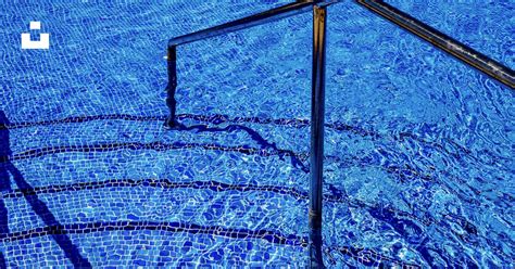 푸른 물과 금속 난간이있는 수영장 사진 Unsplash의 무료 마요르카 이미지