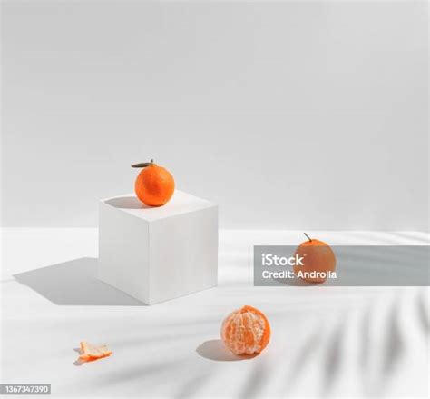그림자와 흰색 배경에 신선한 만다린 과일로 만든 창조적 인 구성 건강한 식품 개념 최소한의 스타일 0명에 대한 스톡 사진 및 기타 이미지 Istock