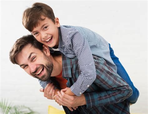 Portrait De Père Heureux Embrassé Par Son Fils Photo Premium