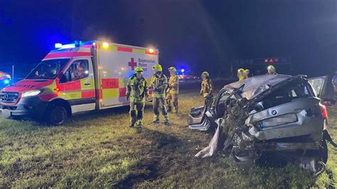 Junge Frau Bei Unfall Aus Auto Geschleudert A8 Richtung München Gesperrt
