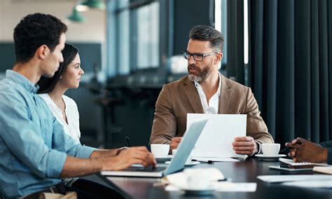 Ceo와의 마케팅 프로젝트 관리 및 계획을 위해 비즈니스 사람들과 만나는 리더십 검토 및 전략 직원과의 협업 컨설팅 및 목표 및 기업 연구 아이디어 프로젝트 관리에 대한