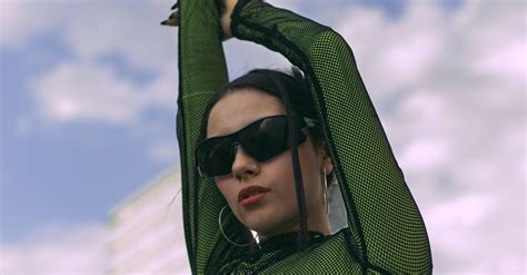 가벼운 거리 스타일 건축 구름 구름 낀 하늘 구성 낮 녹색 크롭 탑 다이나믹한 대담한 도시 풍경 도시의 도시의 삶 선글라스 세계적인 스카이라인