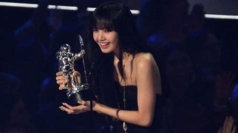 Lisa Blackpink Ukir Sejarah Dengan Menjadi Wanita Pertama Pemenang Best