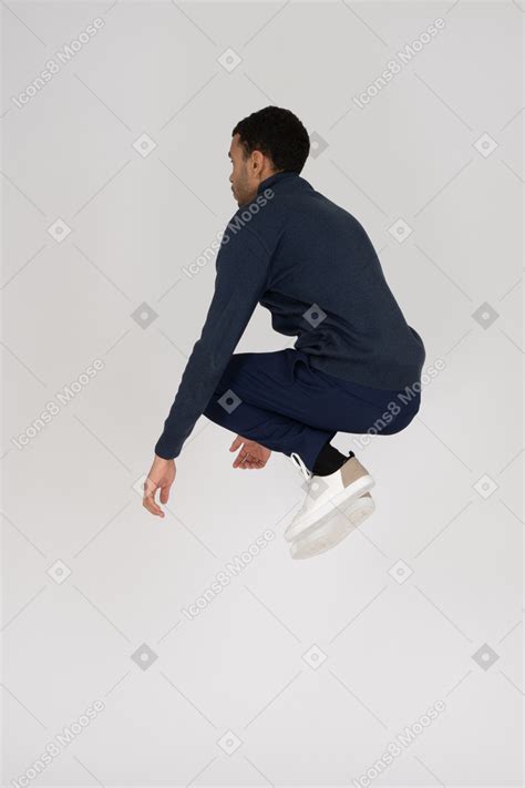 점프하는 검은 옷의 남자 사진