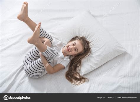 Писает в трусы в кровати 82 фото