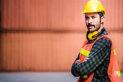 노란색 안전 헬멧을 착용하고 수입 및 수출 운송 물류 운송 개념을 위해화물화물 선박의 제어 적재 컨테이너 상자를 확인합니다 강철에 대한 스톡 사진 및 기타 이미지 Istock