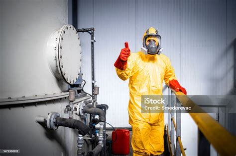 보호용 노란색 정장 방독면 장갑을 낀 공장 노동자가 화학 생산 공장 내부에서 엄지손가락을 들고 있는 초상화 공장 산업 건물에 대한 스톡 사진 및 기타 이미지 Istock