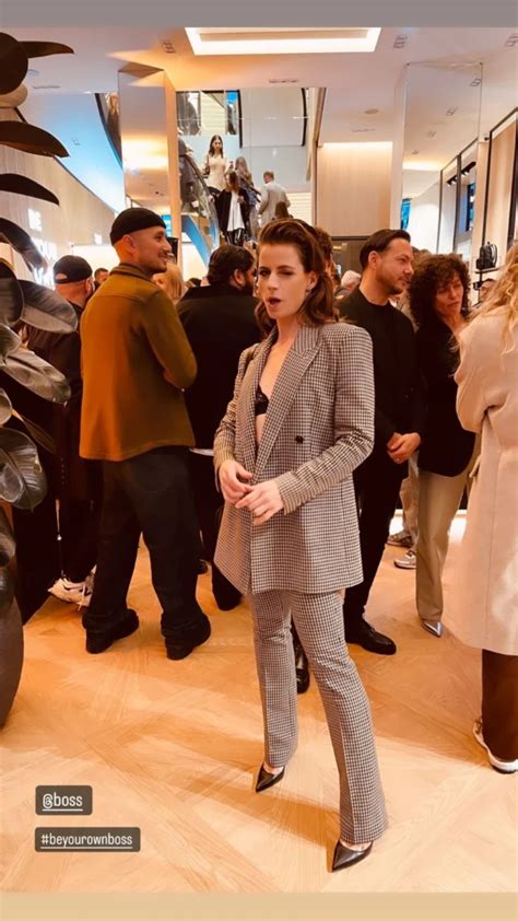 FOTO Actrice Elise Schaap Deelt Een Zomerse Spiegelselfie In Bikini