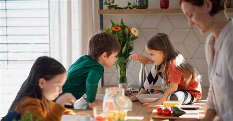 집에서 부엌에서 아침 식사를 준비하는 세 명의 어린 자녀를 둔 어머니 사진 Unsplash의 어머니와 아들 이미지