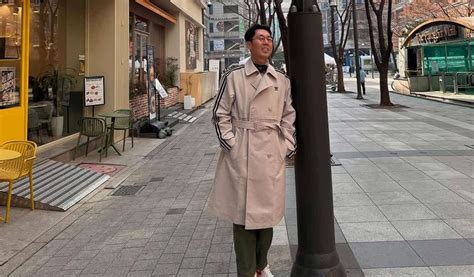 클래식한 트렌치코트에 스포티한 무드를 더한 김영철의 봄 스타일링