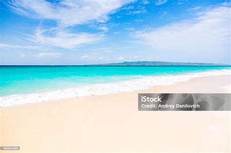 보라카이 섬 푸카 비치의 깨끗한 청록색 바다 풍경 하얀 모래 수정처럼 맑은 바닷물 푸른 하늘 0명에 대한 스톡 사진 및 기타 이미지 Istock