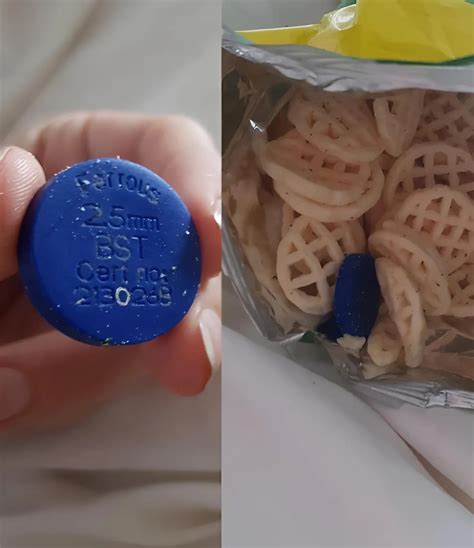 Много Интересно Намерих този син диск в пакет чипс със сметана Имаше някакъв надпис 😱