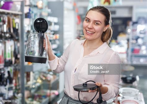 주방 가전 제품 섹션에서 전기 주전자를 구입 하는 여성 주부 가정 생활에 대한 스톡 사진 및 기타 이미지 가정 생활 가정 주방 가정 주부 Istock