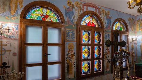 Нов витраж с образите на св вмчк Пателеймон и св Йоан Кръктител Храм св вмч Пантелеимон