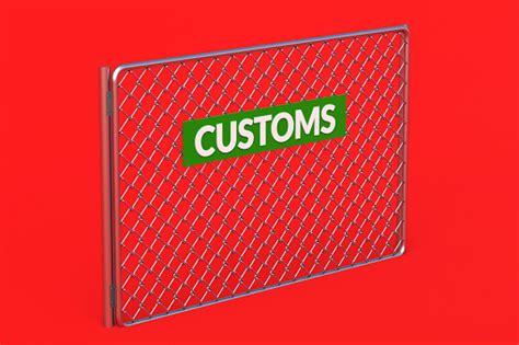 빨간색 배경에 금속 메쉬 울타리에 명판 세관 상품과 사람의 제어 출발 통관 또는 금지 가져오기 또는 내보내기 국제 배송 3d 렌더링 개념에 대한 스톡 사진 및 기타 이미지