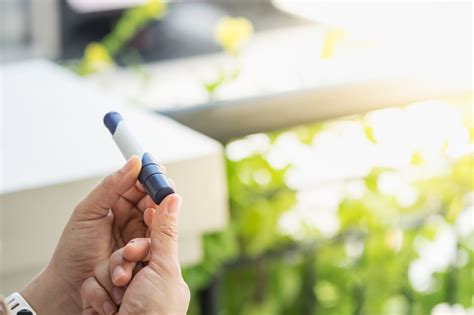 여자의 손가락에 약 당뇨병 Glycemia 건강 관리 및 사람들 개념으로 사용 하는 혈당 측정기로 혈당 수준을 확인 랜 싯을 사용 하 여 닫습니다 감시에 대한 스톡 사진 및