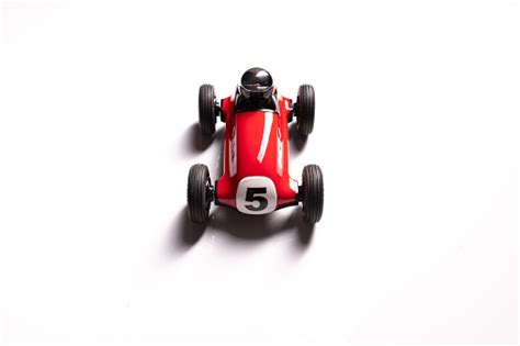 빨간색 장난감 경주 자동차 5 번 그것에 그려진 과 실버 헬멧 흰색 배경에 고립 5에 대한 스톡 사진 및 기타 이미지 5 Brand Name Domestic Car