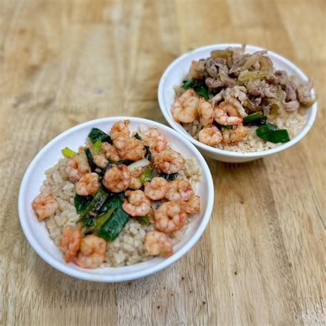 蝦仁飯跟我想像的不一樣，以為是充滿蝦香類似炊飯，結果是澆滿肉湯的普通飯上面擺火燒蝦仁