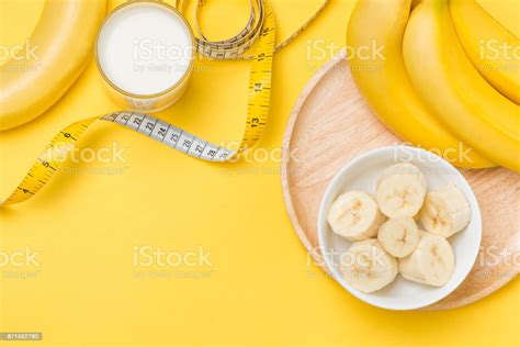 바나나와 우유 유리 노란색 배경 복사 공간에 테이프를 측정 0명에 대한 스톡 사진 및 기타 이미지 0명 가냘픈 개념