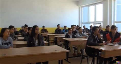 Ден на Ромите Голем број деца „учат“ на улица наместо во училница дали државата се грижи