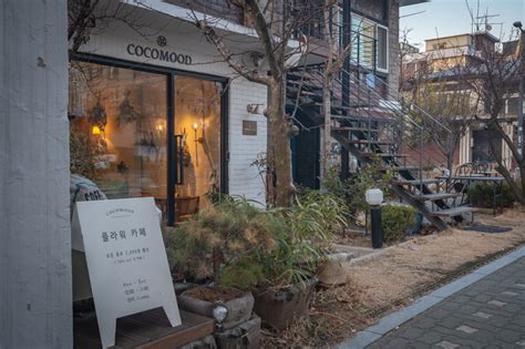A Photo Of The Entrance To The Cafe With A Signboard Seoul