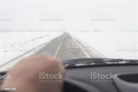 눈 덮인 겨울 날에 자동차로 여행 드라이버의 개인적인 관점 개인적 시점에 대한 스톡 사진 및 기타 이미지 개인적 시점 겨울 계절 Istock