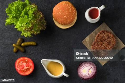 햄버거를 만들기위한 재료 튀긴 커틀릿 만두 양파 토마토 양상추 피클 검은 색 배경에 소스 상단 보기 복사 공간 햄버거 류에 대한 스톡 사진 및 기타 이미지 Istock