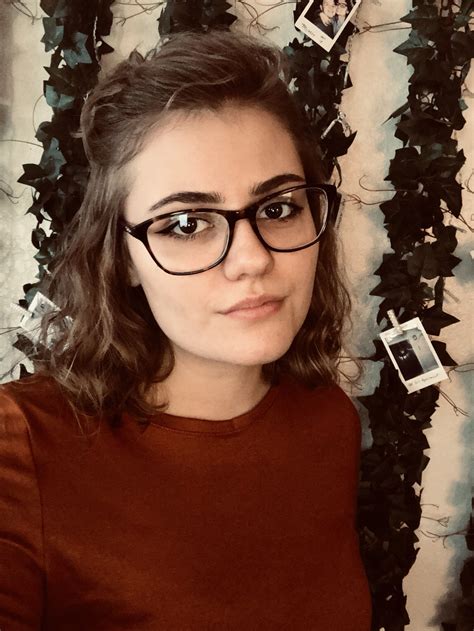 Really Short Wavy Hairstyles With Glasses