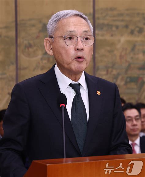 국감 인사말 하는 유인촌 문체부 장관 뉴스1