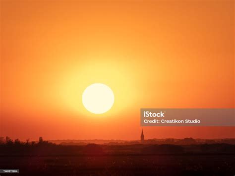 일반 야생 잔디 필드 일몰 풍경 오렌지 맑은 하늘과 오래 된 버려진 교회에 큰 라운드 밝은 태양 디자인과 카드에 대 한 자연 풍경의 완벽 한 오렌지 일몰 배경 0명에 대한
