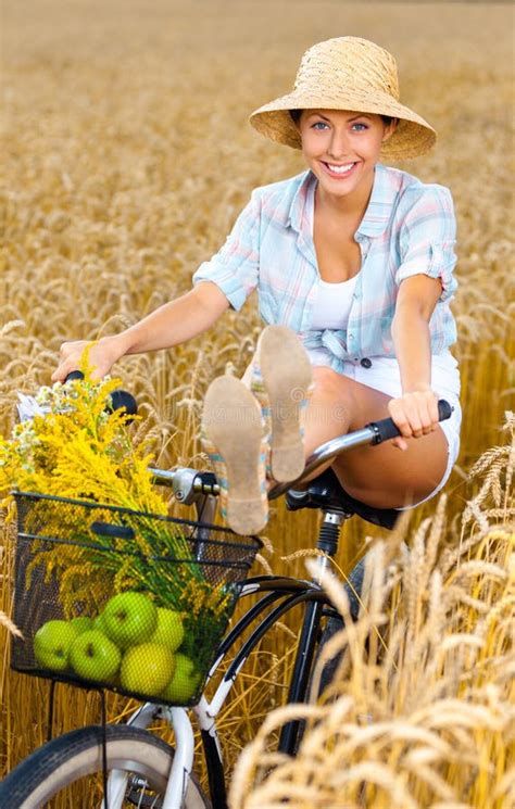 M Dchen F Hrt Fahrrad Das Beine Auf Es In Roggenfeld Einsetzt Stockbild Bild Von Getreide